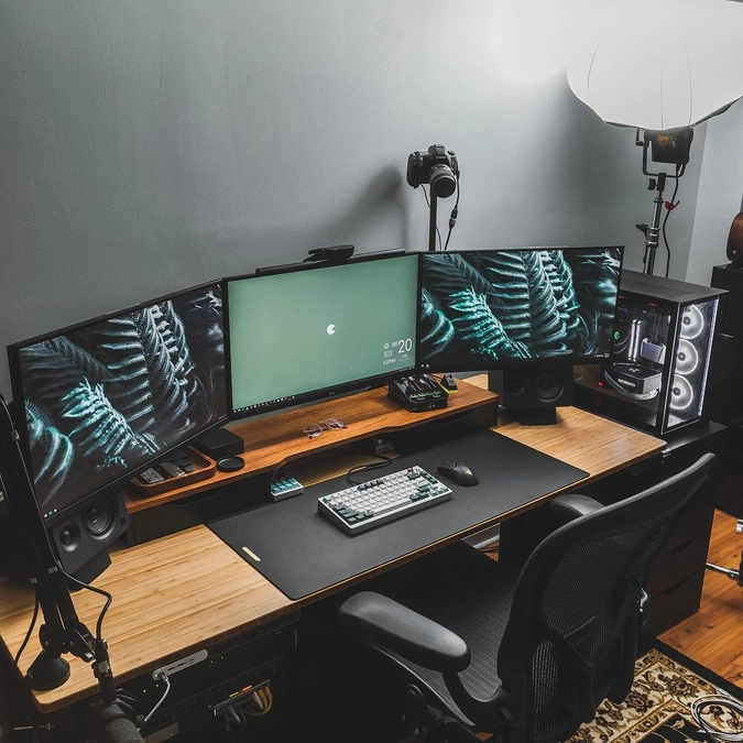 Mesa/Desk Setup (@rozaarq) / Cosmos