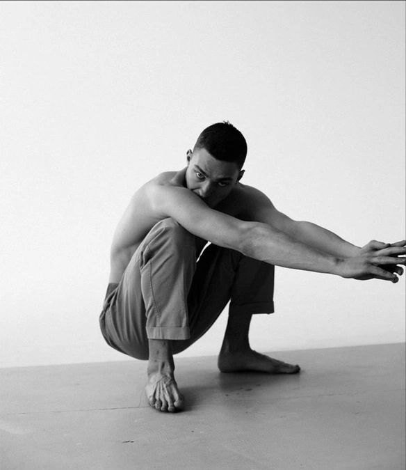 Poses (@35mmett) / Cosmos